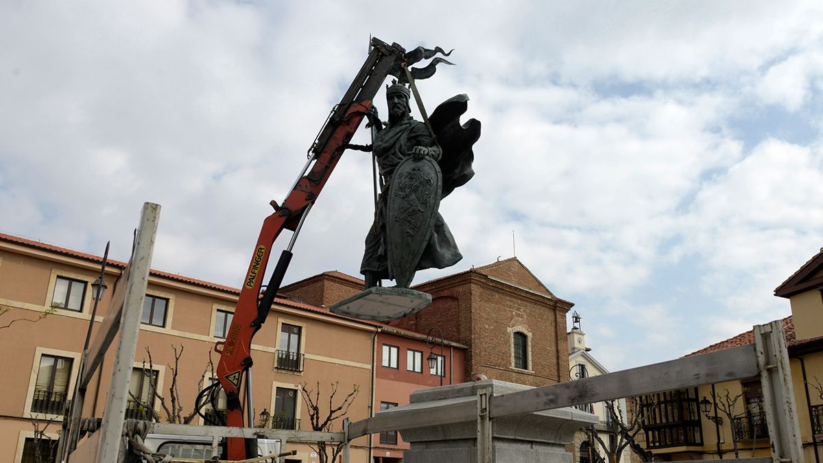 Alfonso IX llega a Santo Martino en grúa