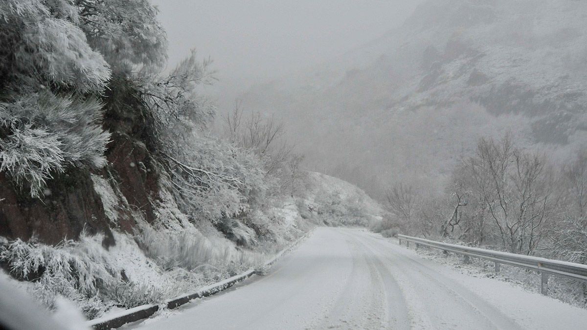 Cadenas en Prioro y precaución en las carreteras por el exceso de niev