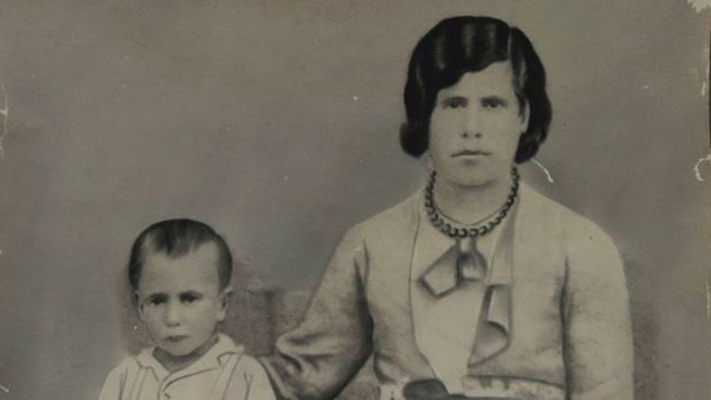 Ponferrada dedica un monolito a la memoria de Jerónima y su hijo asesinados