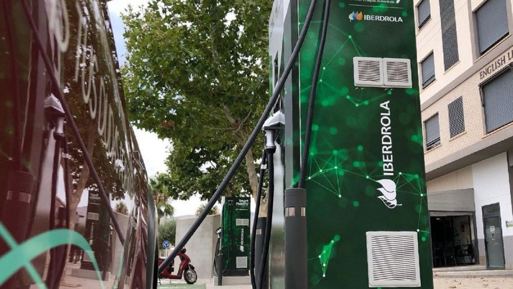 Iberdrola adjudica a 20 pymes contratos para instalar puntos de recarga