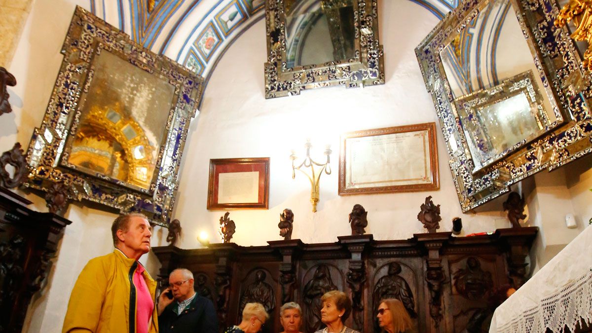 Diez voluntarias recuperan los espejos del camarín de La Encina de hace ...