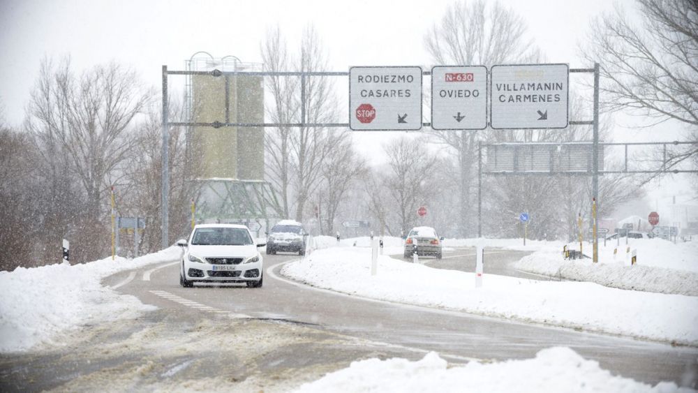 La nieve obliga a usar cadenas en San Glorio y el Pontón