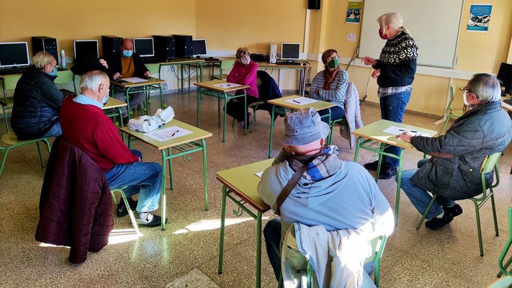 Inice forma a los mayores de La Robla en nuevas tecnologías