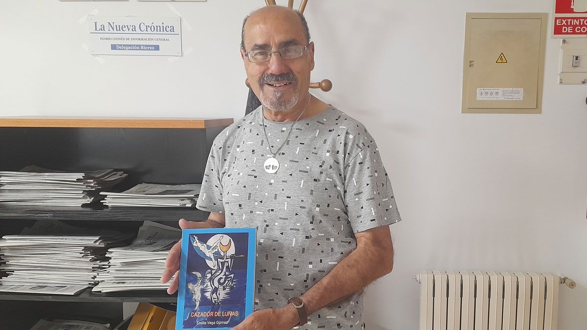 Emilio Vega se convierte en "Cazador de lunas" en su nuevo poemario