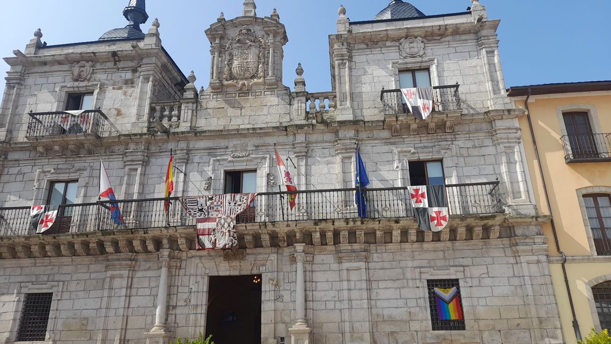 La bandera del Orgullo ondea solo en el despacho del PSOE en Ponferrada
