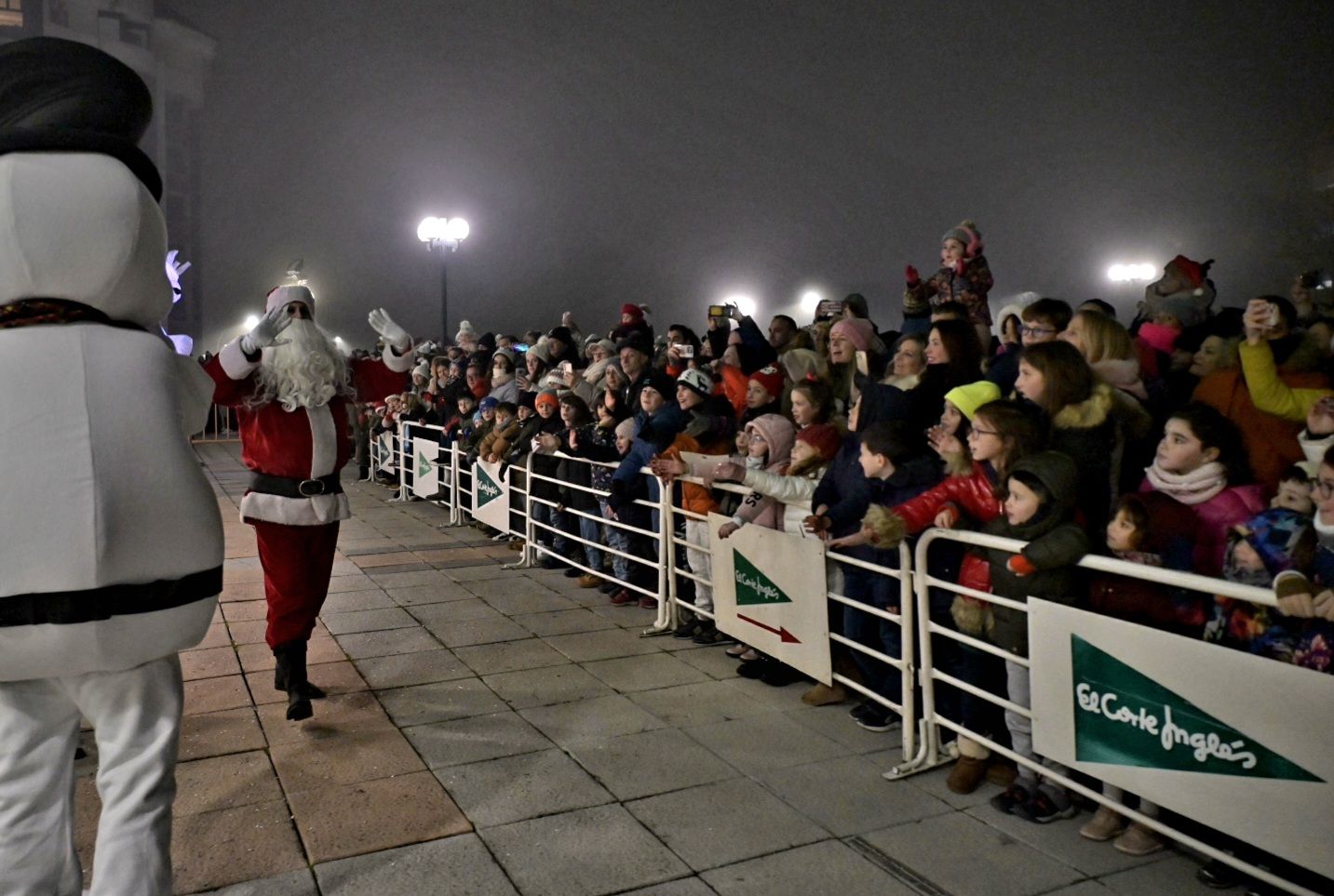 Los más pequeños de la casa reciben a Papá Noel en León