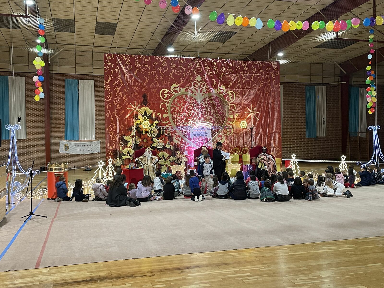 Centenares de niños festejan en Flores del Sil la Gran Gala de los ...