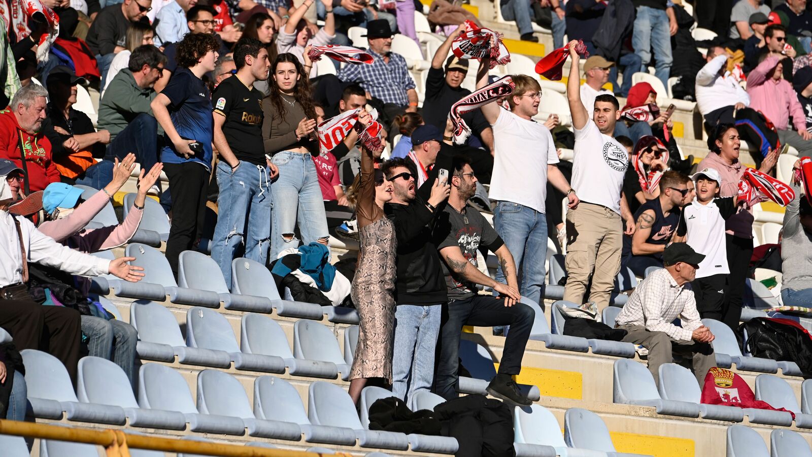 El teléfono de la esperanza hará el saque de honor ante el Celta Fortuna