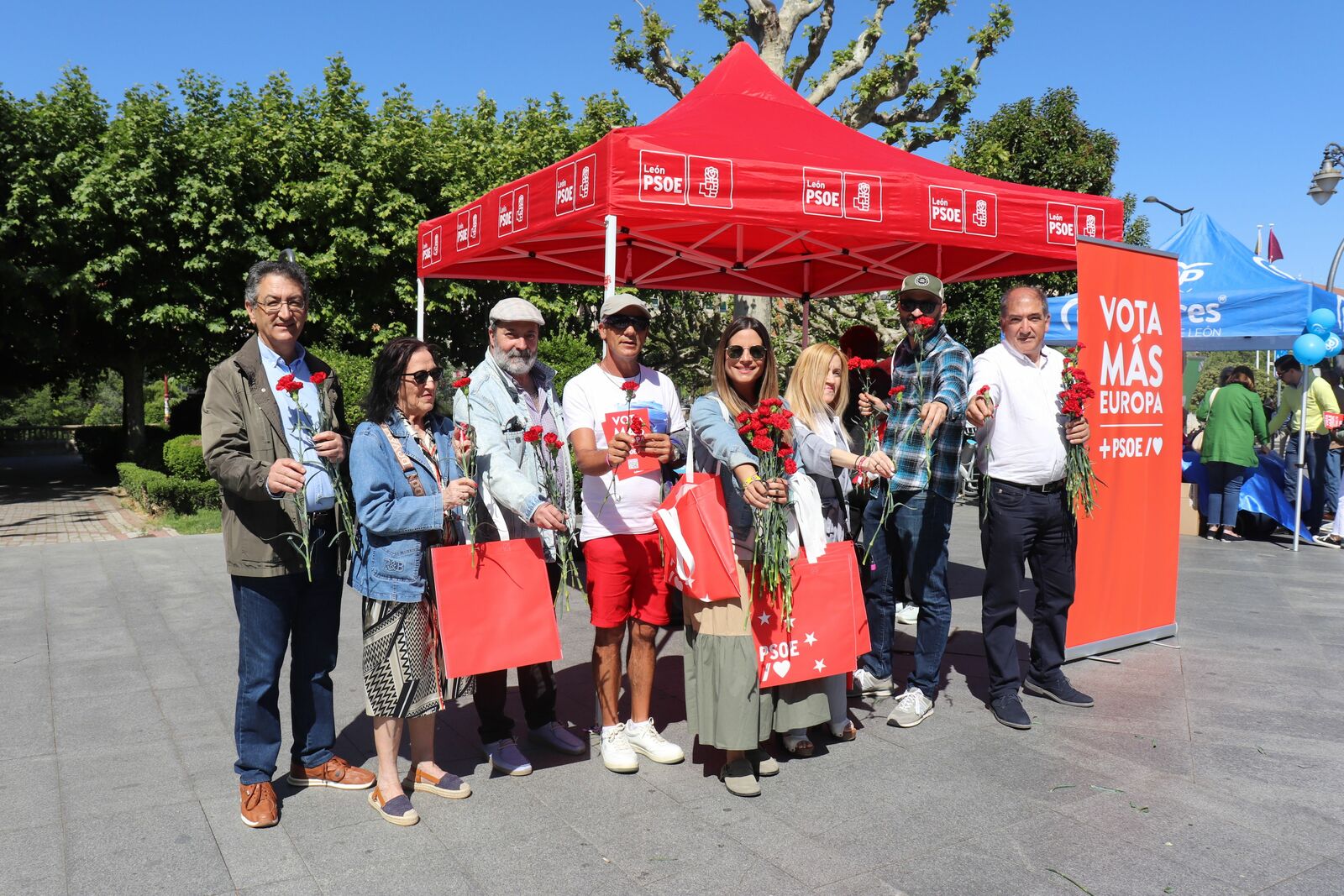 Domingo de campaña electoral en el rastro y en los mercados de León