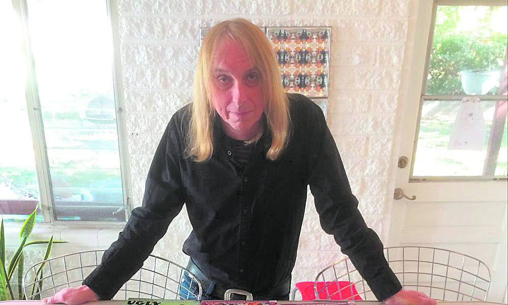 Concierto de Mike Stax entre los robles