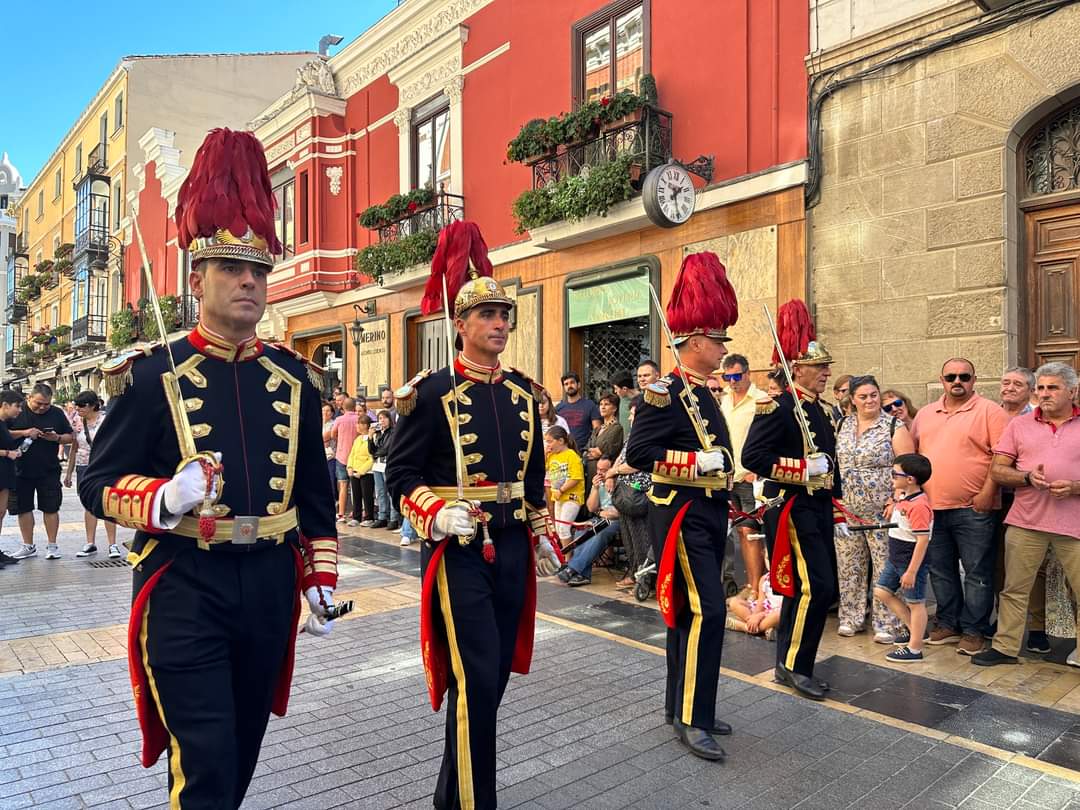 Trajes de gran gala para las mujeres de la Policía Local