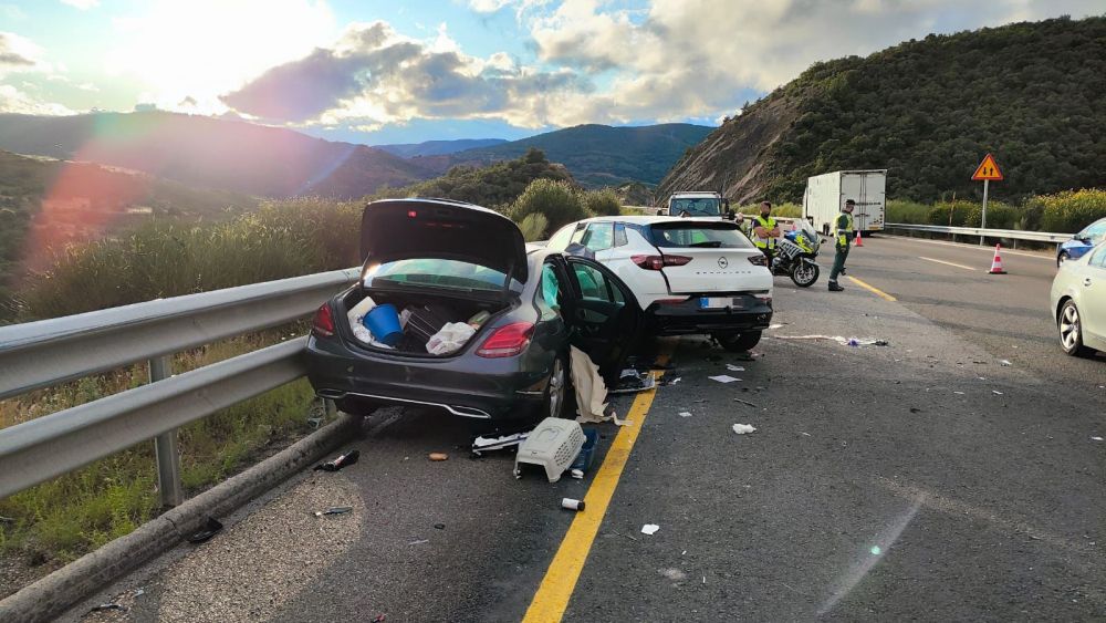 Cuatro heridos en una colisión entre dos turismos en la A-6 en Torre del Bierzo