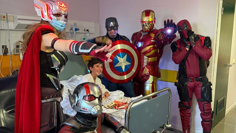 Los superhéores de Marvel 'invaden' la planta de Pediatría del Hospital ...