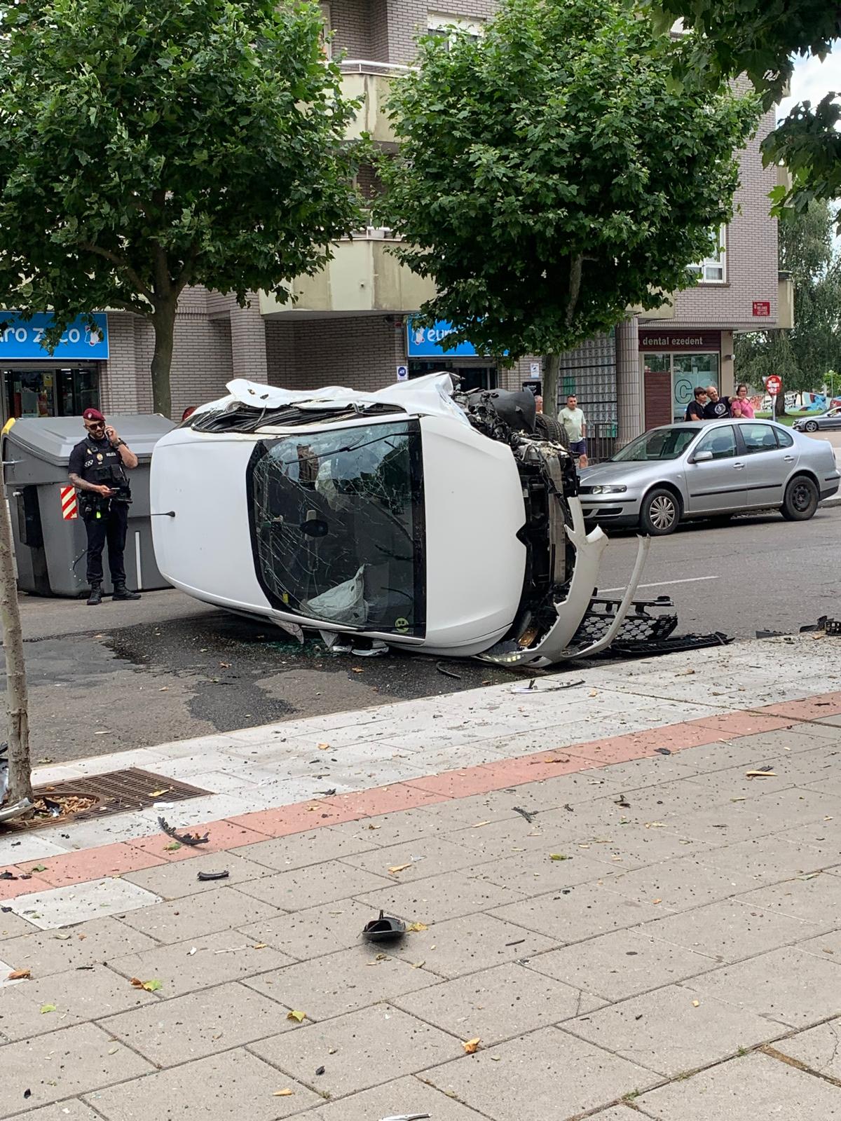Espectacular accidente en Eras de Renueva: un coche vuelca en Reyes ...