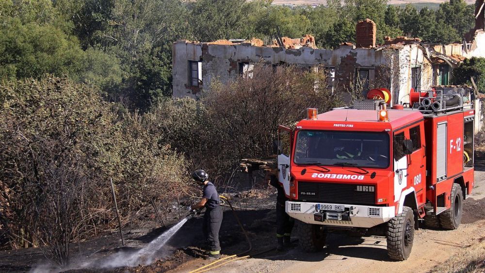 Numerosos medios regresan al fuego declarado el pasado jueves en Candín ...
