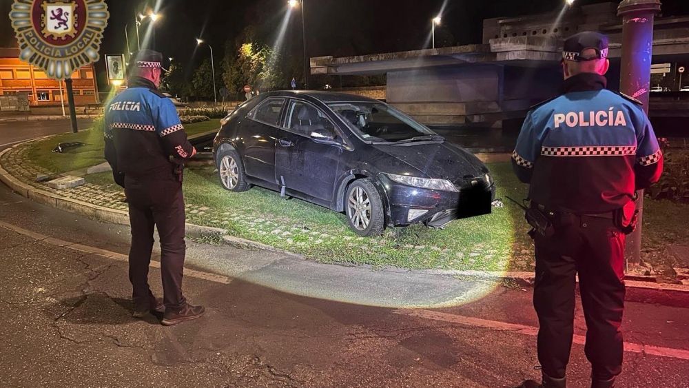 Detenido un conductor en Carlos Pinilla tras chocar contra la glorieta