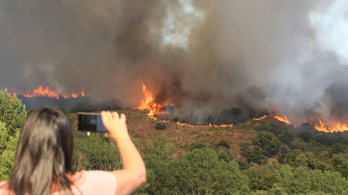 Tres helicópteros trabajan en un fuego en Toreno y la Junta cuenta diez ...