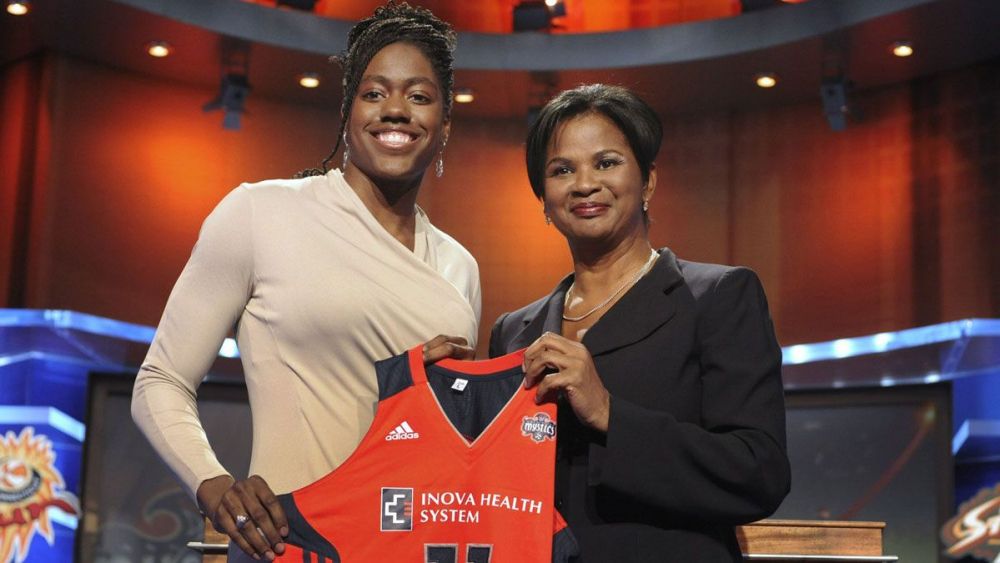 El Aros da un golpe encima de la mesa y suma a la americana Victoria Dunlap