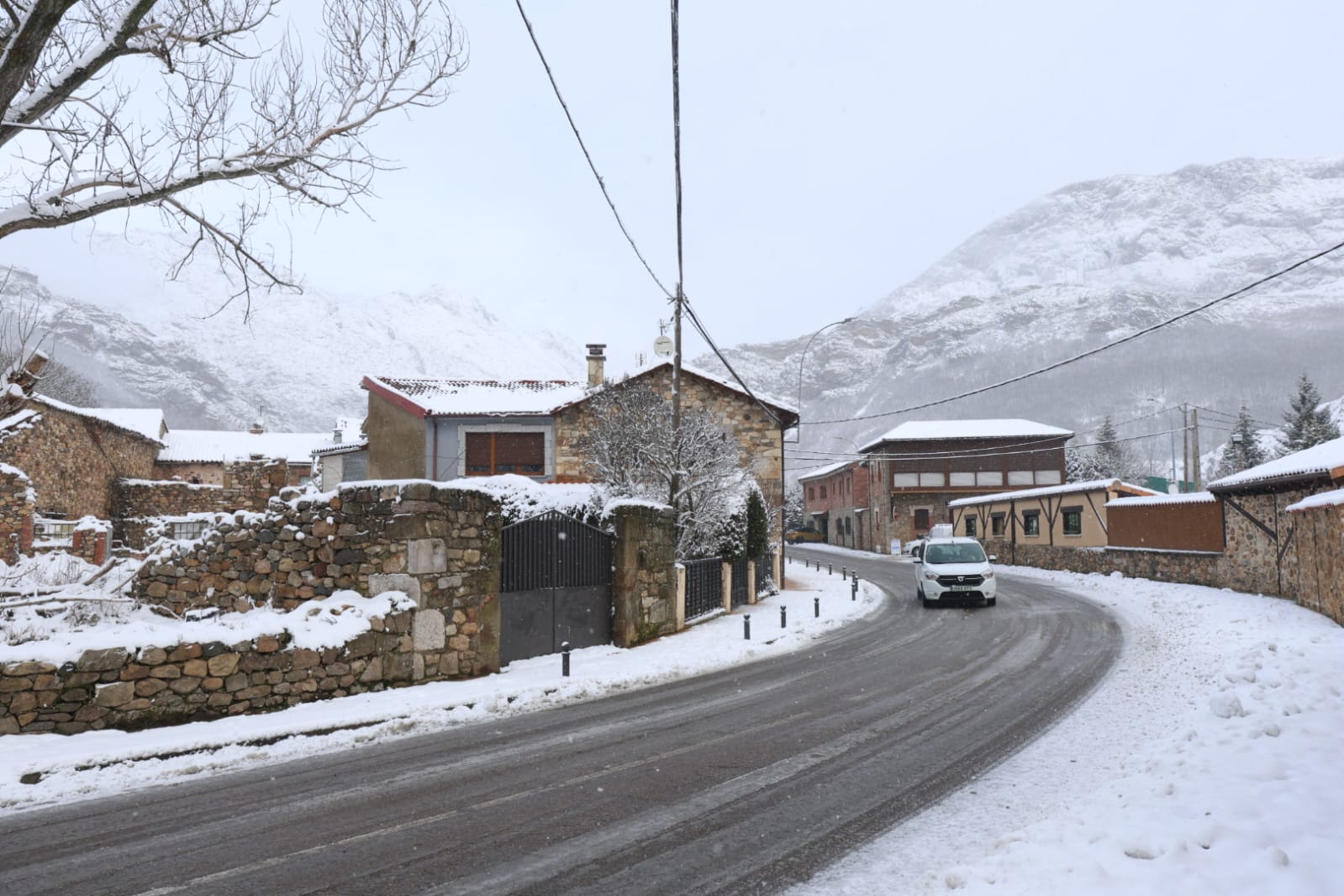 La nieve sigue afectando a las carreteras de León: Pontón y San Glorio ...