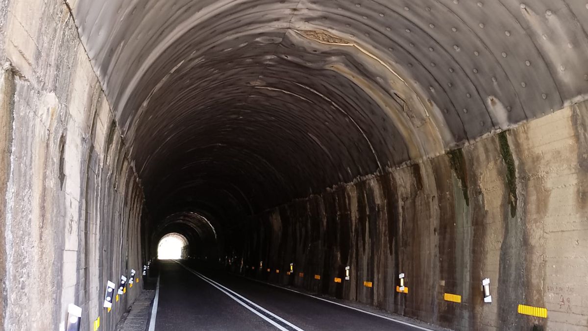 Exigen que se iluminen los túneles de la carretera del pantano del Porma