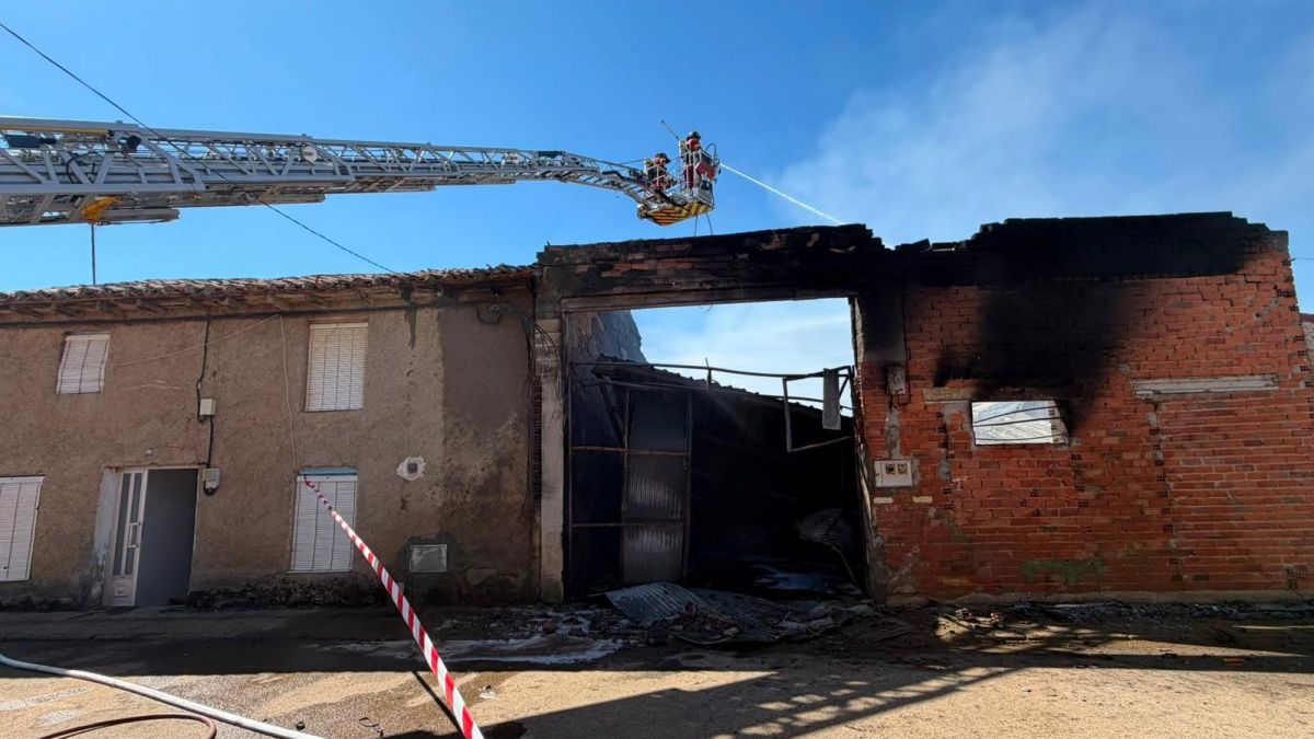 Arde una nave agrícola por completo en Zotes del Páramo