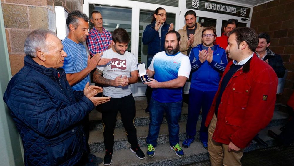 Tino Rodríguez entrega su medalla de procurador autonómico a los ...