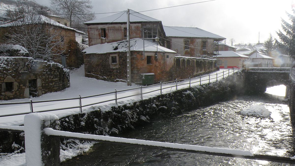 La nieve complica la circulación en las carreteras leonesas