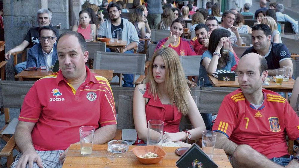 España se inmola y complica la Eurocopa