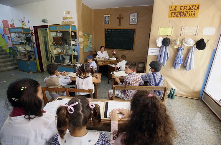 La escuela de ayer, en Toral. | CÉSAR SÁNCHEZ (ICAL)