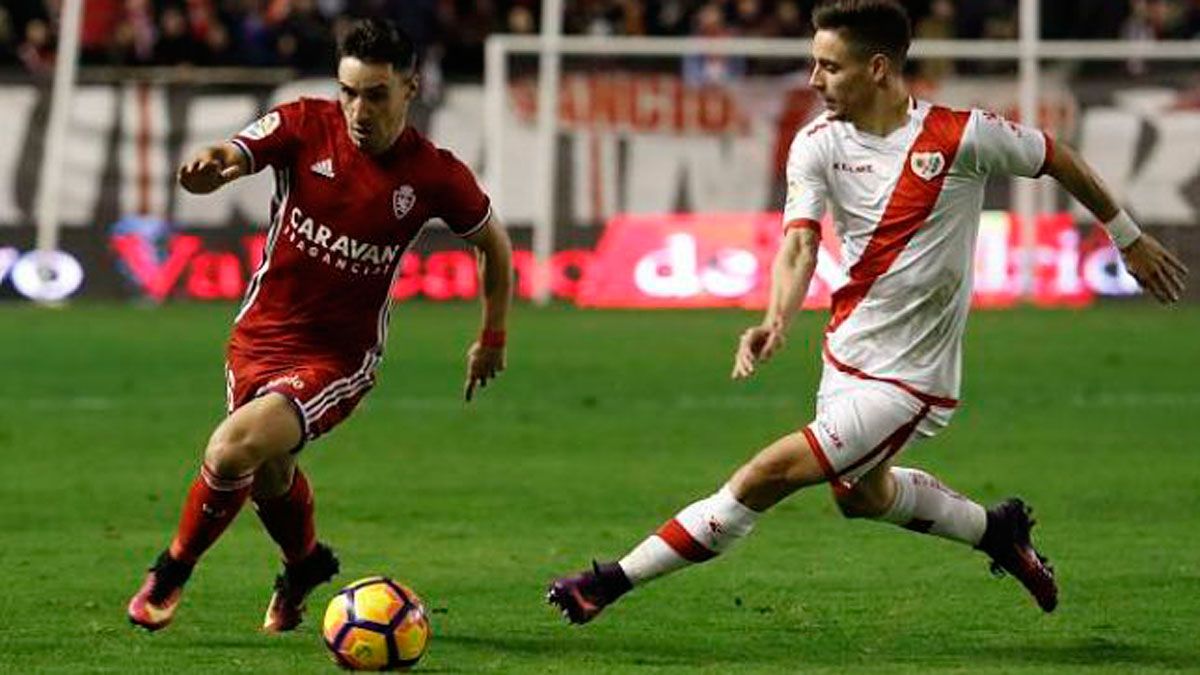 Isaac Carcelén, lateral derecho del Zaragoza, en la órbita de la ...