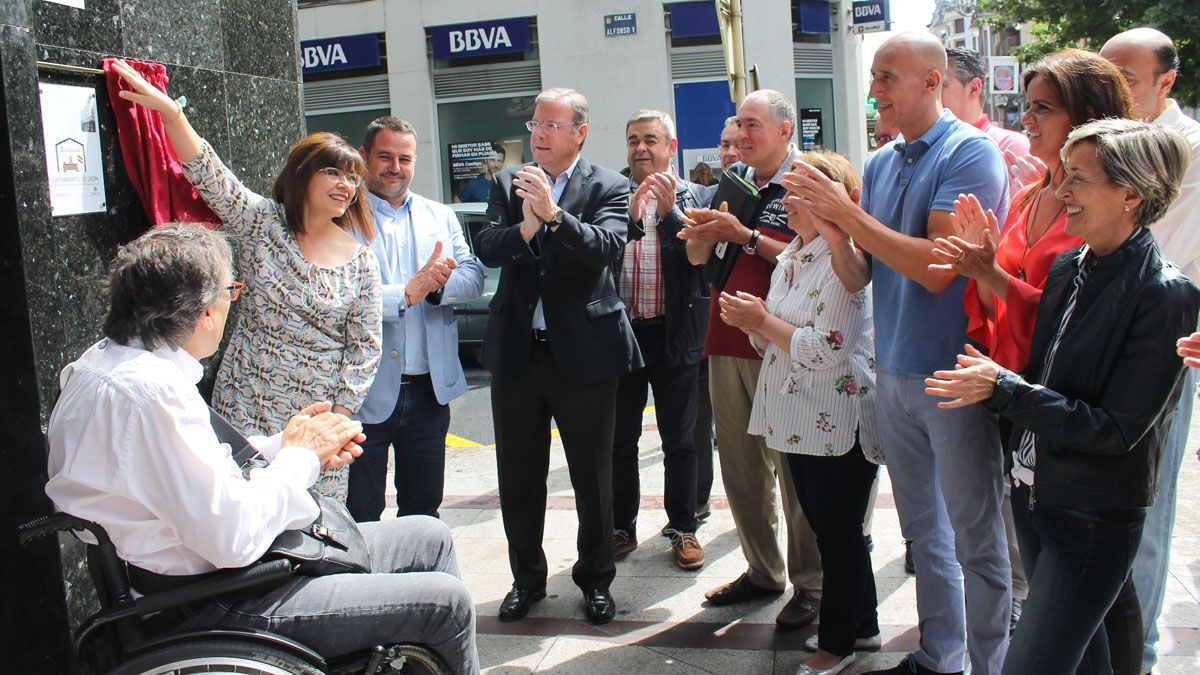 Ayuntamiento y Autismo León colocan un nuevo pictograma en Ordoño II