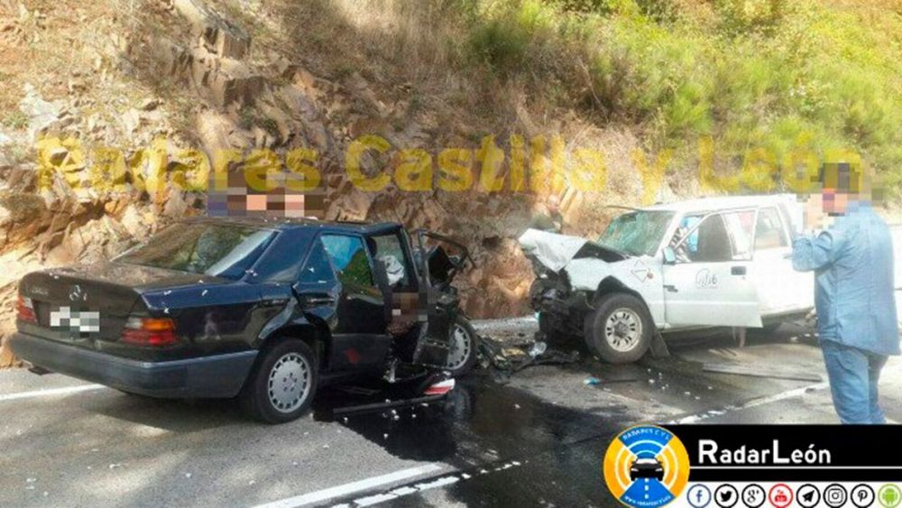 Dos fallecidos y tres heridos en un brutal choque entre dos turismos en Cuevas del Sil