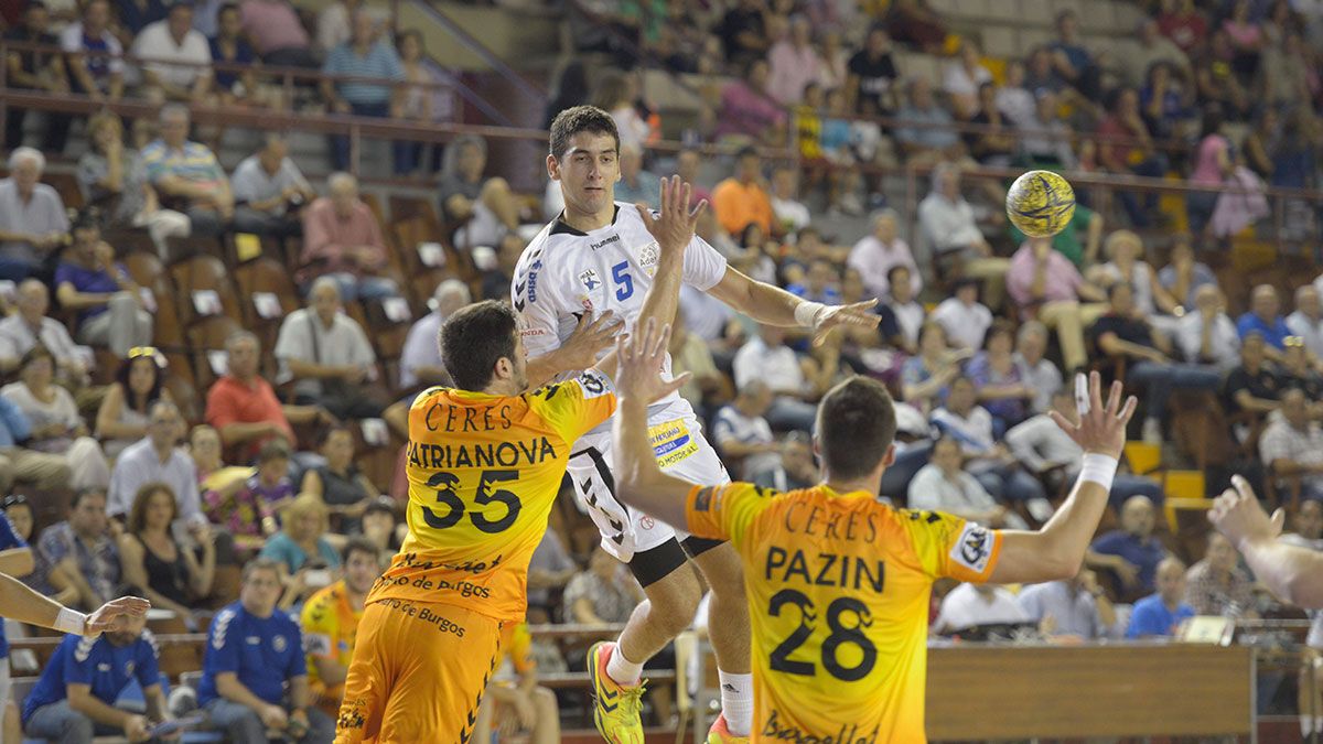 Cambio de cromos en el Abanca Ademar: se marcha Leo Santos, llega ...