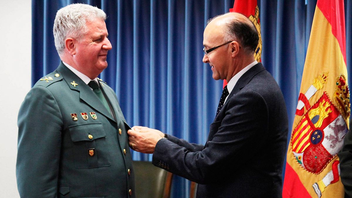El general de la Guardia Civil de Castilla y León recibe la Encomienda ...