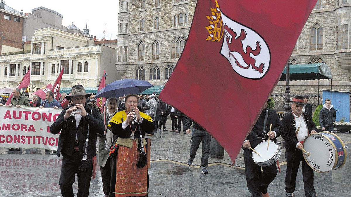 Y León rugió "fuera el invasor"