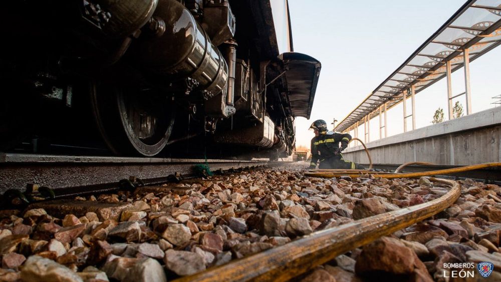 Un incendio en un tren de Feve obliga a intervenir a los bomberos