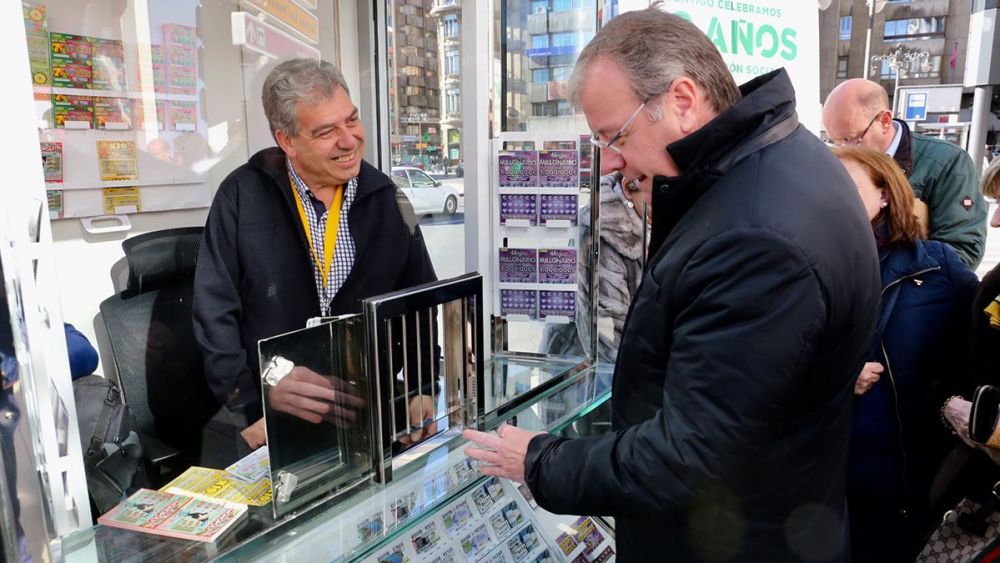 León estrena el nuevo modelo de quioscos de la ONCE