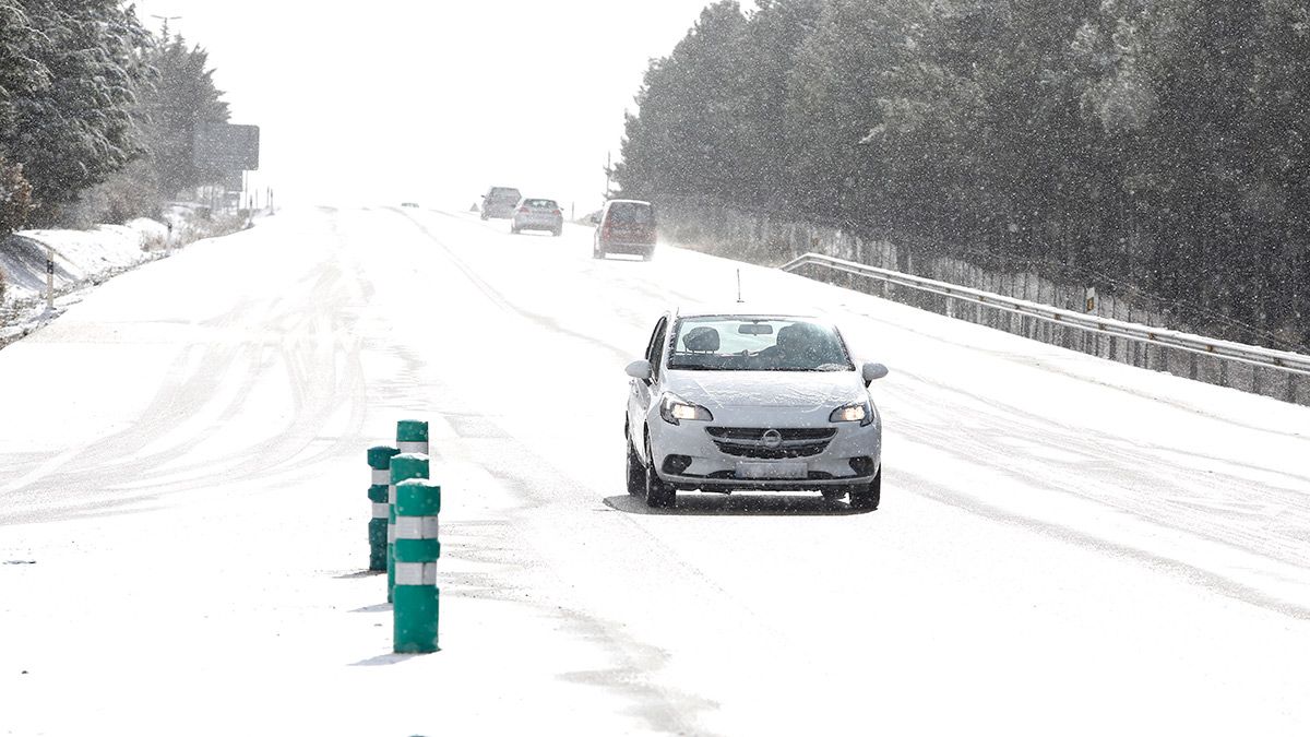 La nieve complica el tráfico en León con la obligatoriedad de cadenas en varias vías
