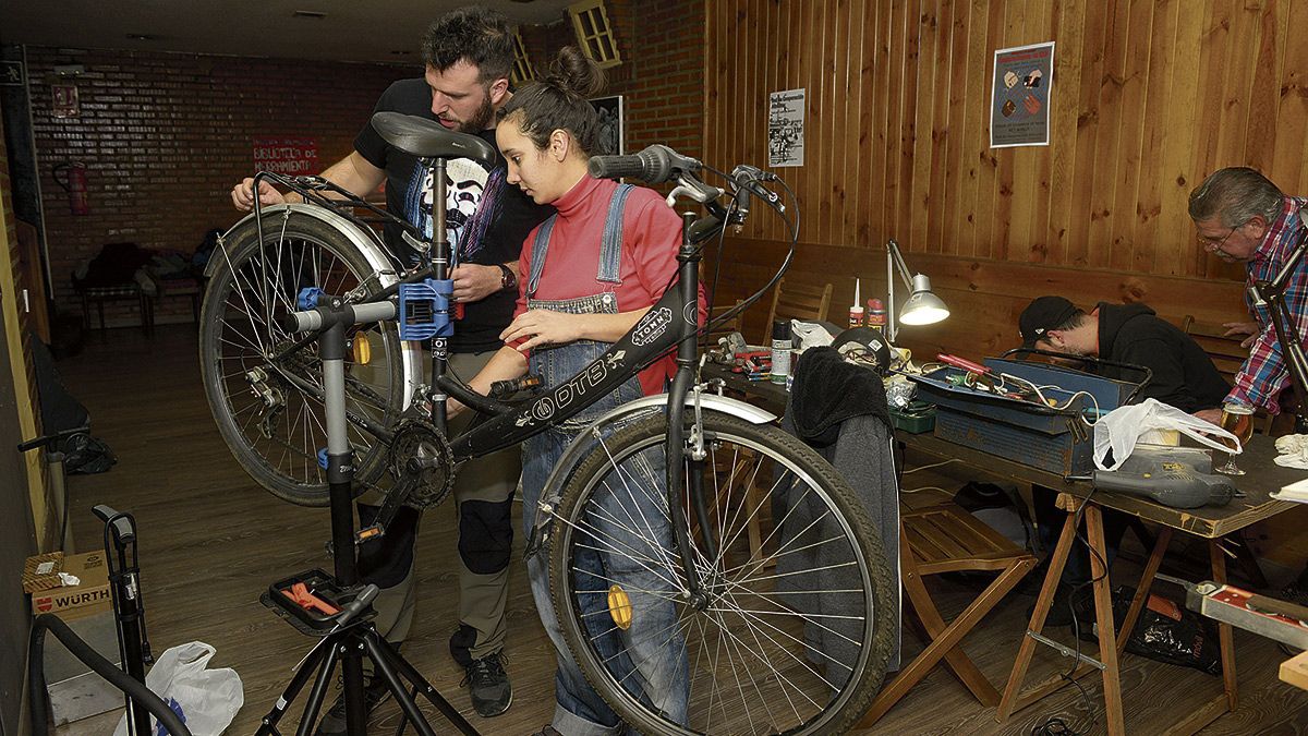 Yo te ayudo, tú me ayudas, nosotros nos...