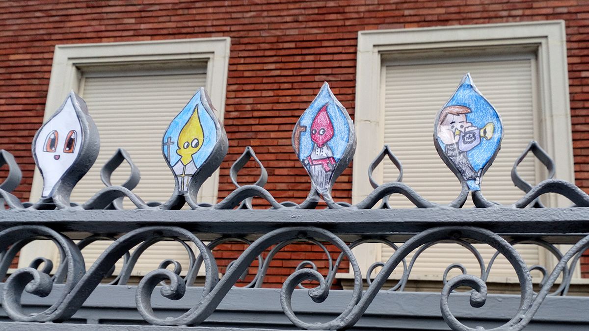 Papones en la verja de Maristas