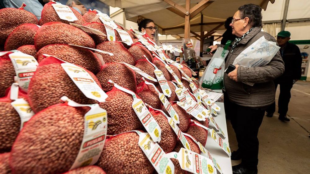 Marcos asegura en Mayorga que la legumbre tiene "futuro"