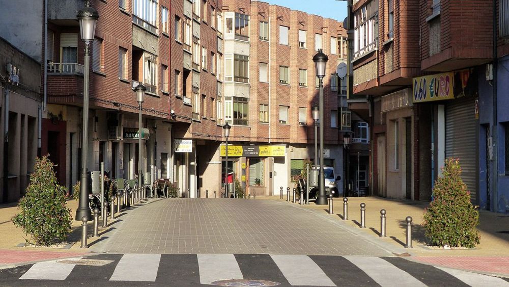 Concluye la semipeatonalización de la calle Benjamín Villalobos de La Robla