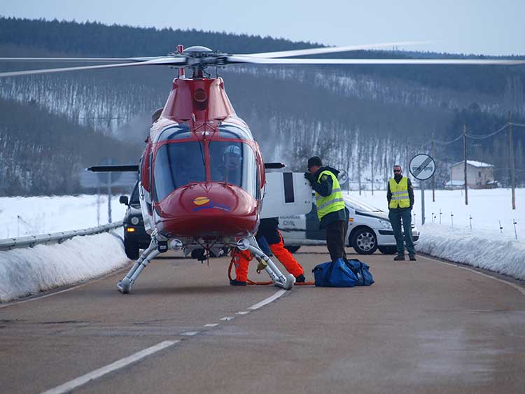 La Guardia Civil traslada en helicóptero alimento para el ganado en la ...