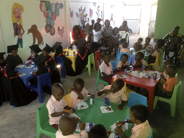 "Dejan a un niño a la puerta de tu casa y es tuyo"